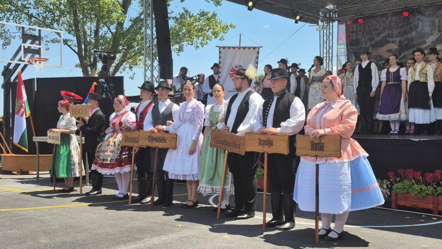 OKO 2000 LJUBITELJA NARODNE PESME I IGRE, IZ REGIONA, , POSETILO GLAVNI ...